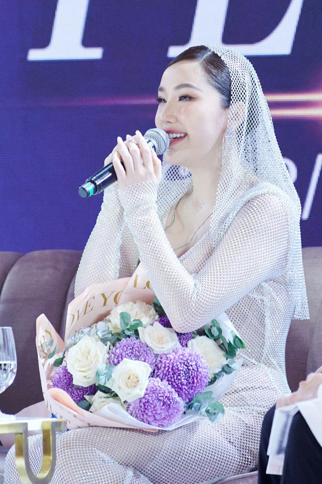 Sao Việt 24h: Nửa đêm, Hòa Minzy cầu cứu khán giả xóa và ngừng đăng video vì gặp sự cố nhạy cảm ...