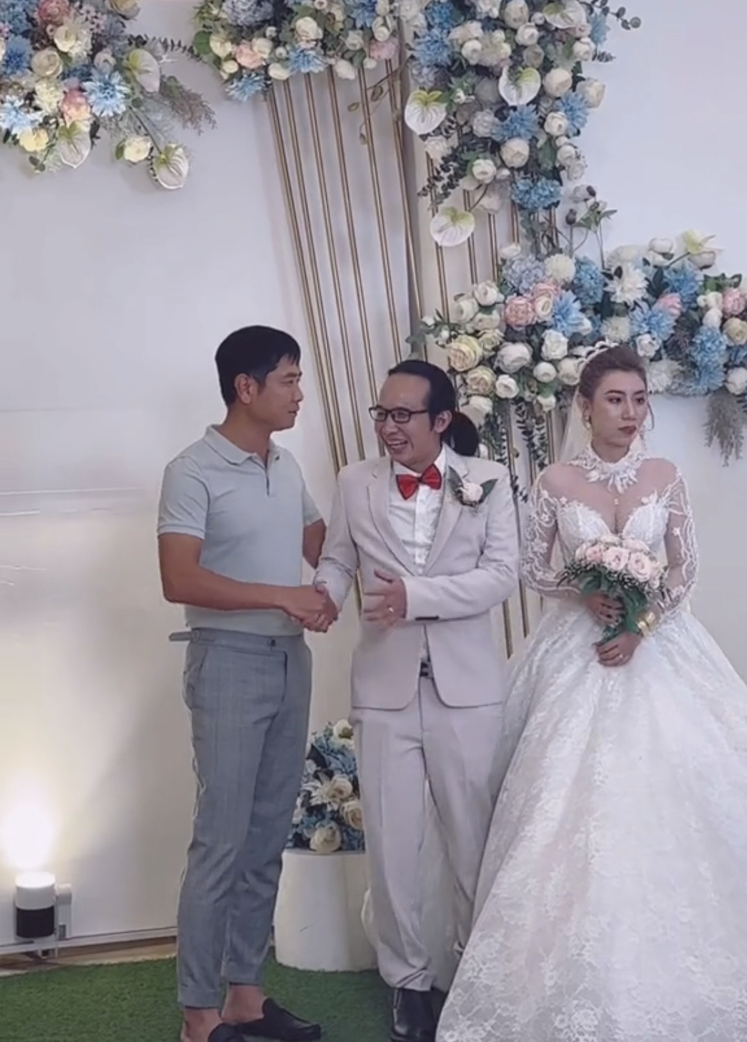 Hiếm hoi xuất hiện, Hồ Hoài Anh dè chừng máy quay, lộ dấu hiệu cho thấy ...