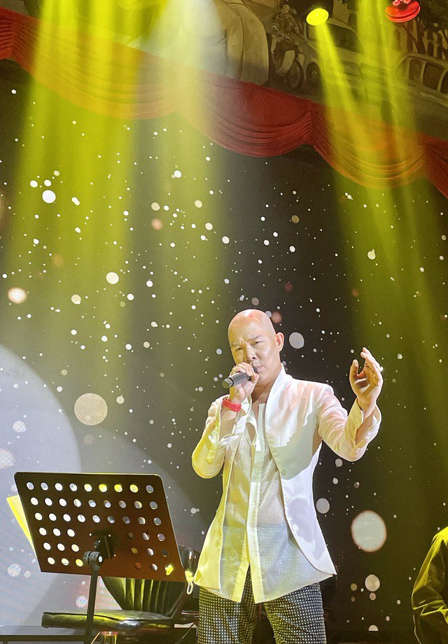 Nathan Lee để đầu trọc đi hát sau loạt chia sẻ bất ổn, cho biết bị bạn ...