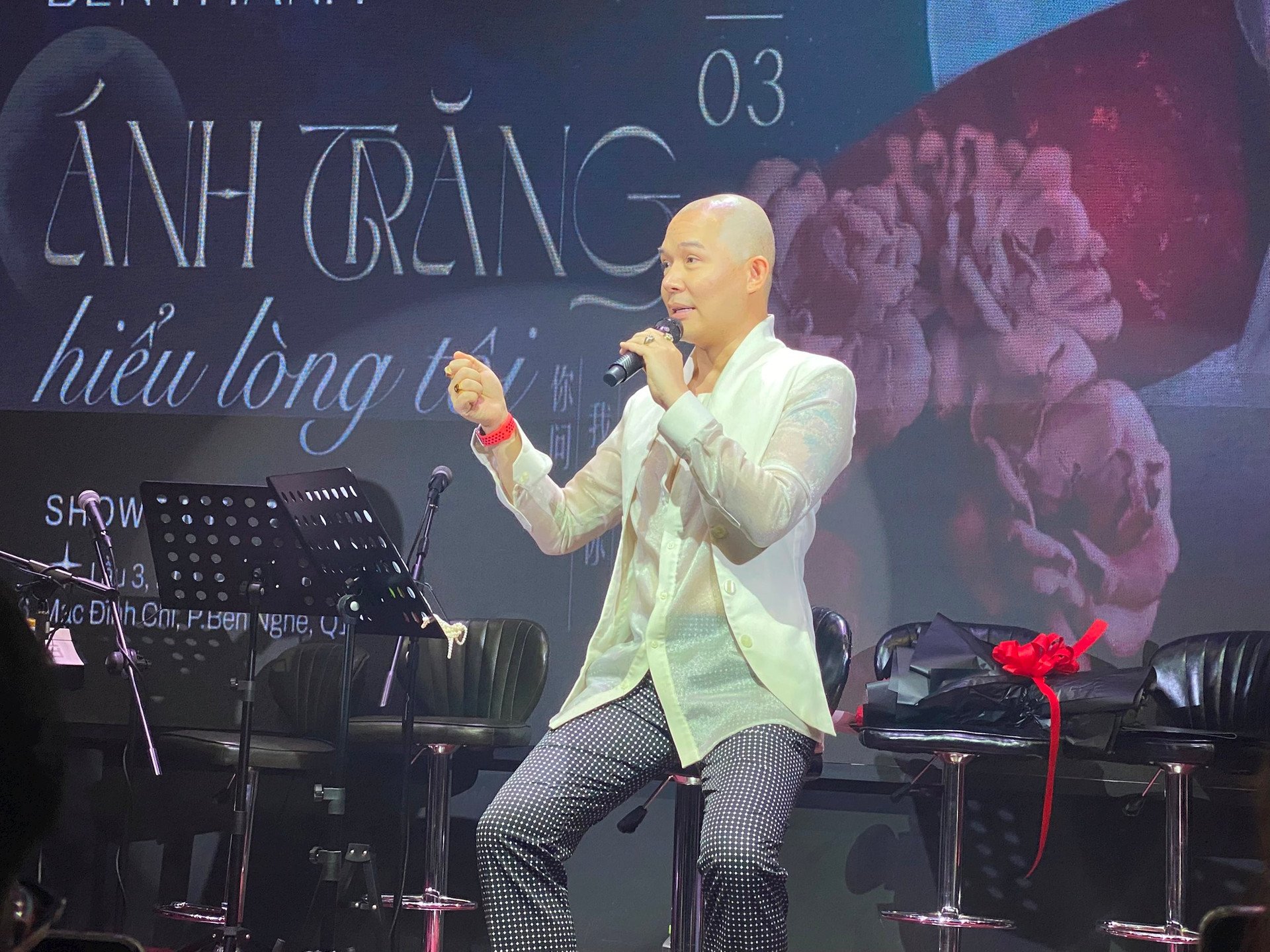 Nathan Lee để đầu trọc đi hát sau loạt chia sẻ bất ổn, cho biết bị bạn ...