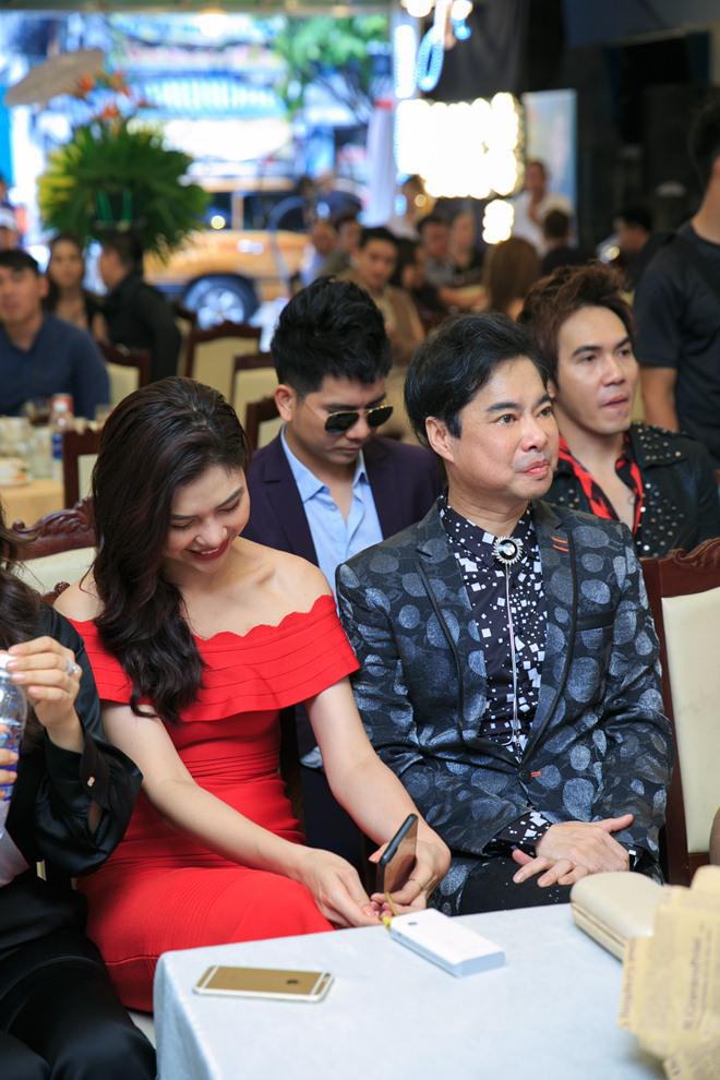 Trước mặt vợ sắp cưới, Quách Tuấn Du vẫn không ngừng ôm hôn người đẹp ...