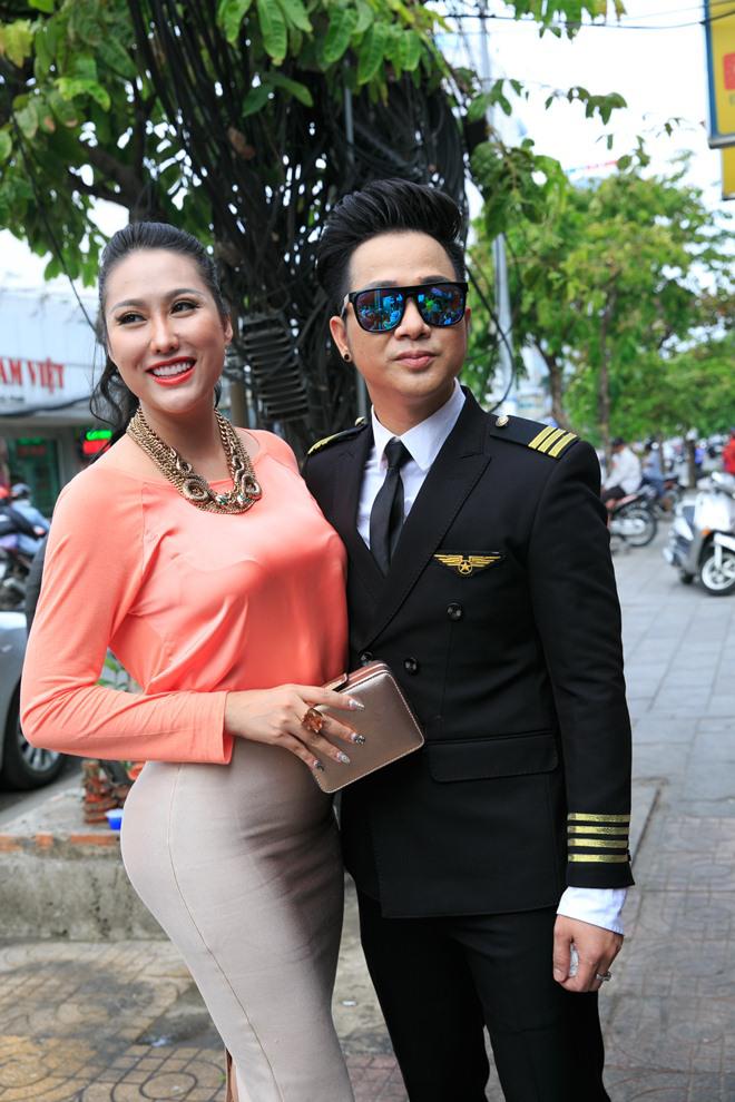 Trước mặt vợ sắp cưới, Quách Tuấn Du vẫn không ngừng ôm hôn người đẹp ...