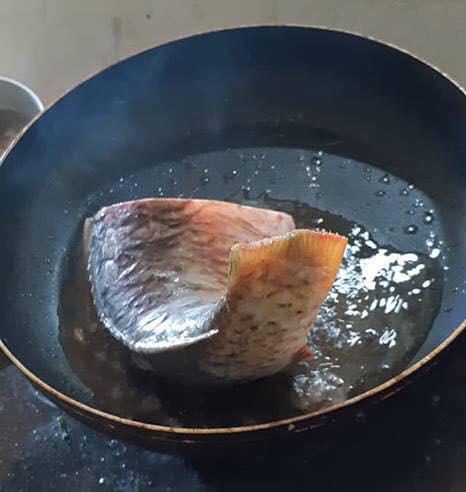 Cách rán cá ngon giòn không nát, không dính chảo