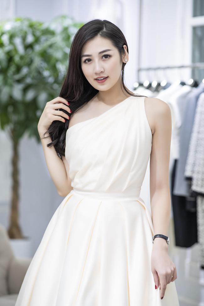 Á hậu Hoàng Anh thon thả bất ngờ sau thời gian ở ẩn