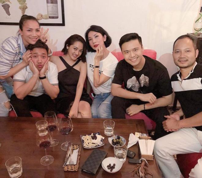 Chia Tay Rồi Mà Bảo Anh Và Hồ Quang Hiếu Vẫn Chọn Ngồi Thân Mật Bên Nhau