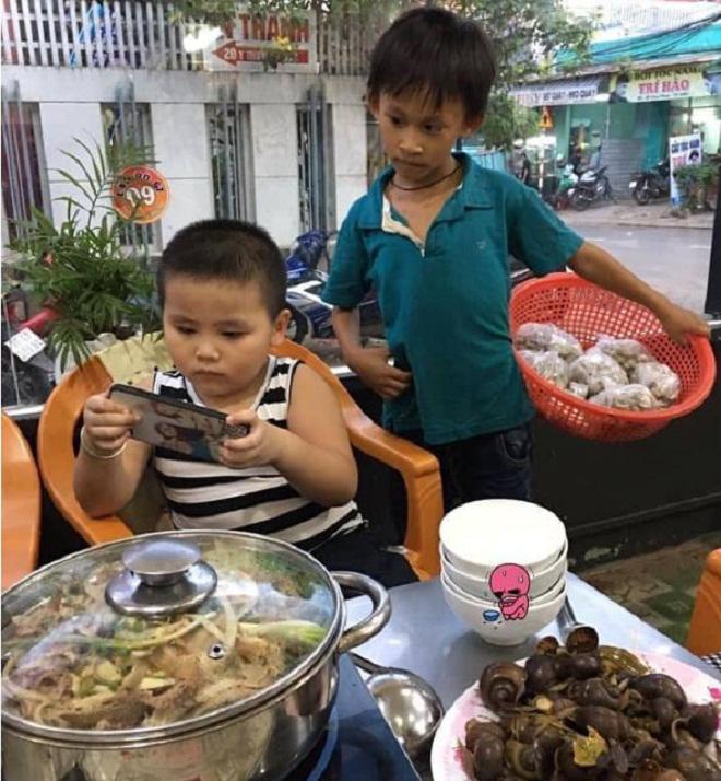 2 đứa trẻ cùng một độ tuổi nhưng có số phận khác nhau khiến nhiều người ...