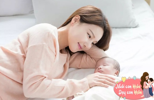 Mẹ nên bế con thường xuyên hay cho con nằm nhiều hơn? Sự khác biệt rõ ...