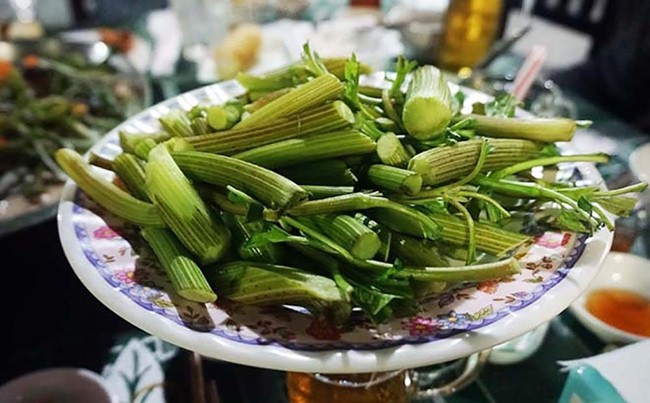 Loại rau dại xưa nhổ vứt đi, giá rẻ bèo, nay là đặc sản ngon nổi tiếng ...