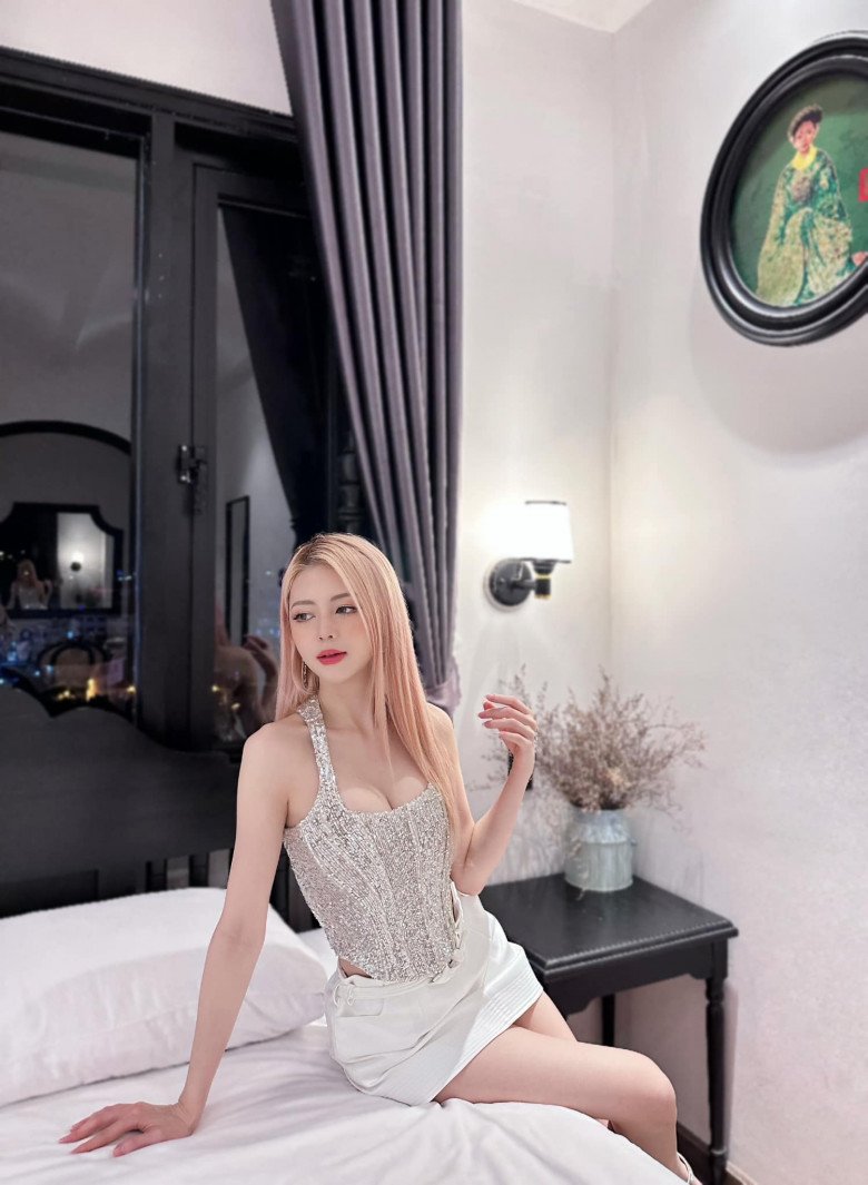 Cứ ngỡ nàng Bạch Tuyết ngoài đời thật, mặc mỏng manh thả dáng bên khóm trúc đẹp như tranh