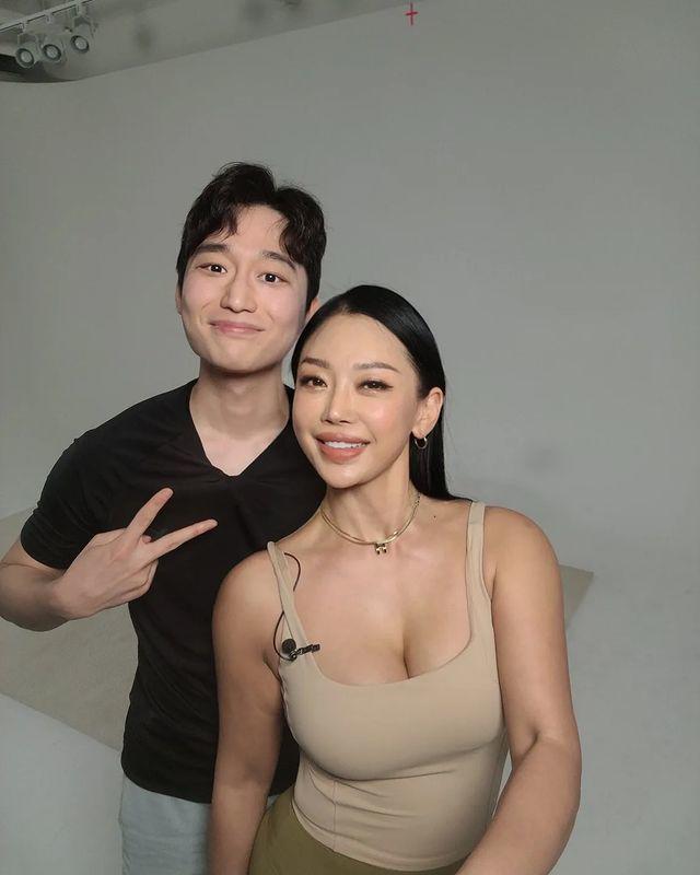 Phụ huynh 3 con có đường cong sát thủ, hễ ăn diện xuống phố là bao chàng trai xếp hàng xin số ...