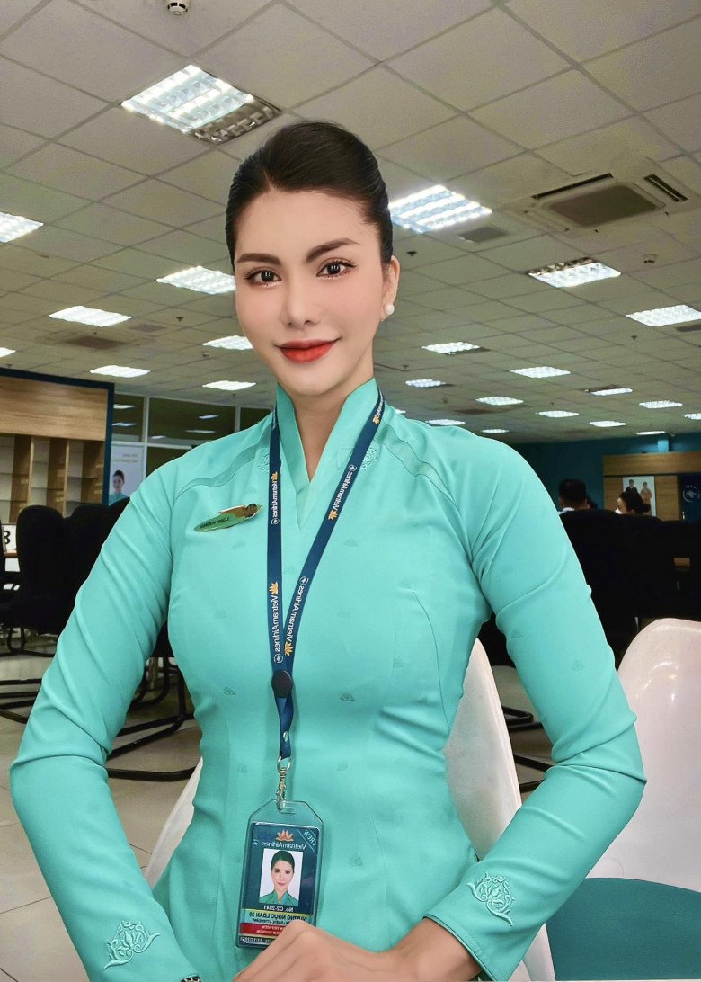Nữ Tiếp Viên Hàng Không Trên Máy Bay Nền Nã Chuyên Nghiệp Rời Cabin Là