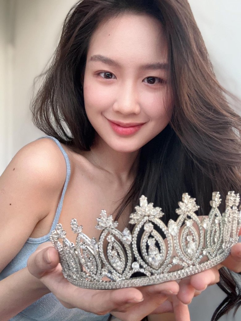 Cô gái Cần Thơ có đôi chân nuột hơn Mai Phương Thúy, cao gần 1m9, biến Công Vinh thành tí hon