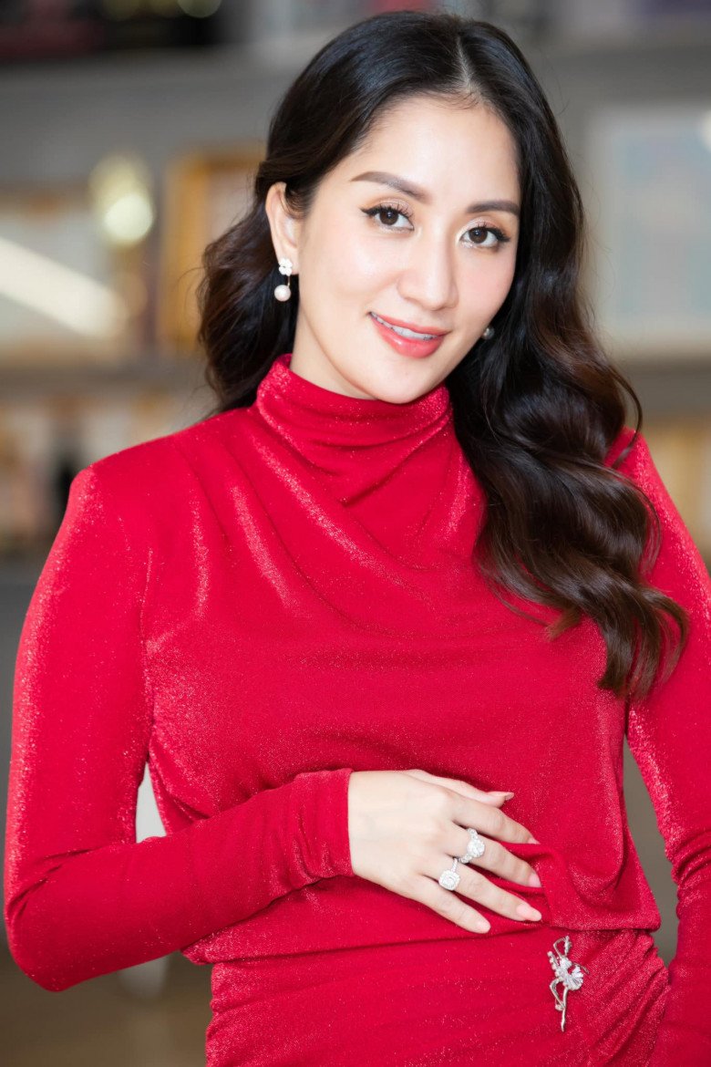 Có con thứ 3 tuổi U45, Khánh Thi được khen càng bầu càng đẹp, nét chân phương tỏa sáng rạng ngời