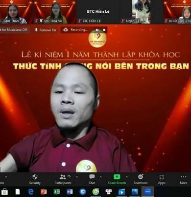 Chàng trai dùng miệng viết nhật ký, làm thơ về hạnh phúc: Quá khứ từng nổi điên, trút lên đầu mẹ ...