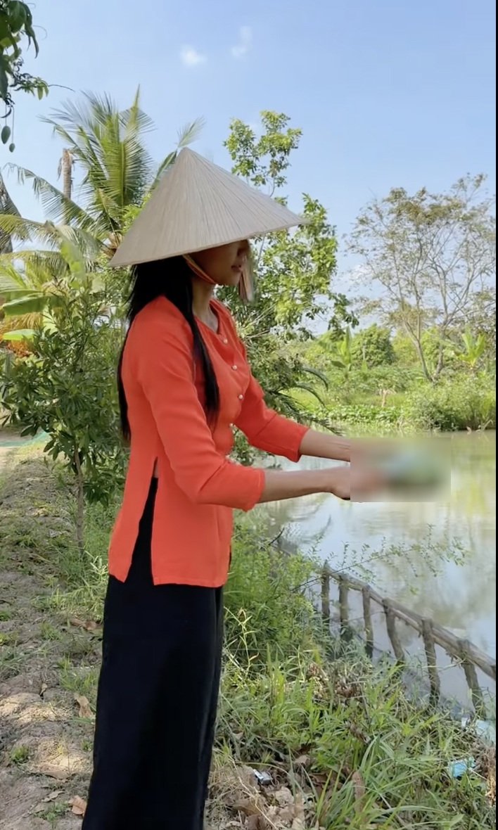 Phát hiện mỹ nhân mặc áo bà ba đẹp như mơ, bên ngoài chân phương, bên ...