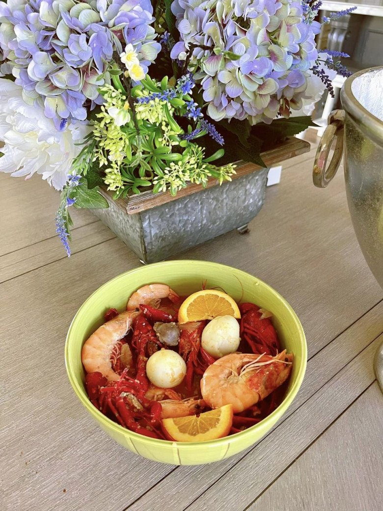 Chồng 6 múi vào bếp nấu món xịn sò nhưng nữ MC kiêm Tiến sĩ nóng bỏng ...