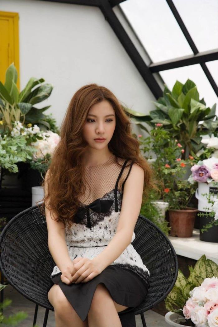 CEO nóng bỏng là học trò Tuấn Hưng mặc chiếc áo có như không, che không hết vòng 1 đi biển