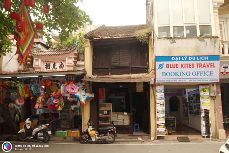 Người phụ nữ bán loại giấy cổ xưa còn sót lại trên phố cổ, lưu giữ cả sắc phong vẽ thủ công hoa ...