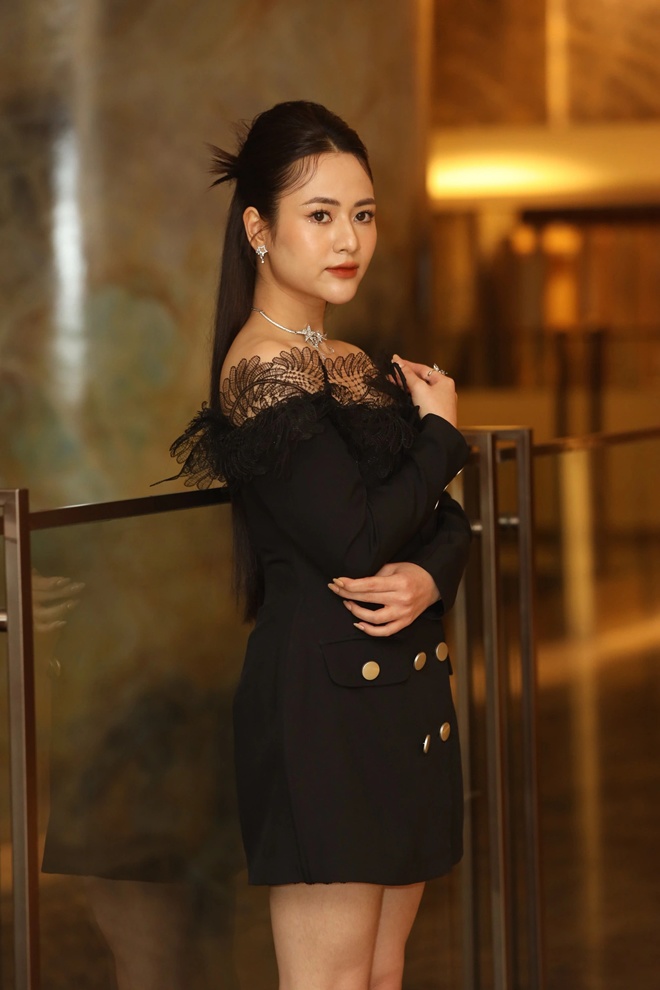 Bạn trai 7 năm cổ vũ em gái Phương Oanh hôn thật hơn, không ngại khi lép vế người yêu