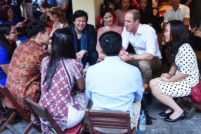 Cô Bống Hồng Nhung thời ngồi cạnh chồng Vương phi Kate áo dài kín đáo ...