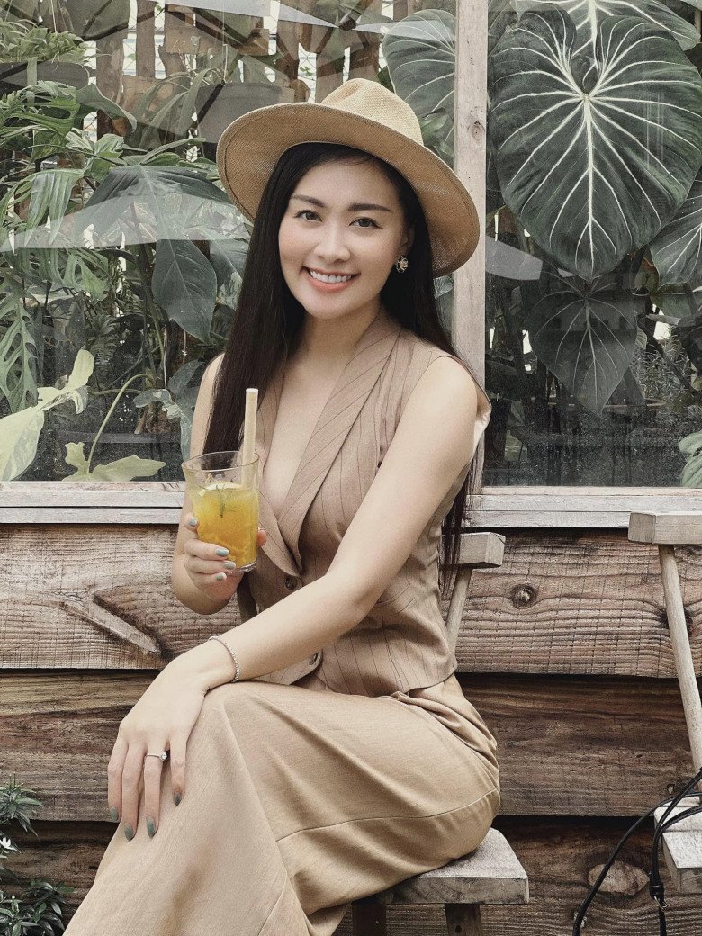 MC VTV xứ Nghệ từng nổi như cồn vì đi gác thi quá đẹp, U35 làm mẹ 2 con vẫn đoạt giải Á hậu Quốc tế