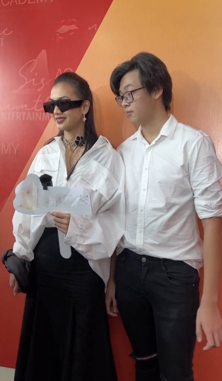 Thân thiết bên trai trẻ, siêu mẫu Anh Thư lên tiếng chuyện tình cảm, con trai 16 tuổi cũng có mặt