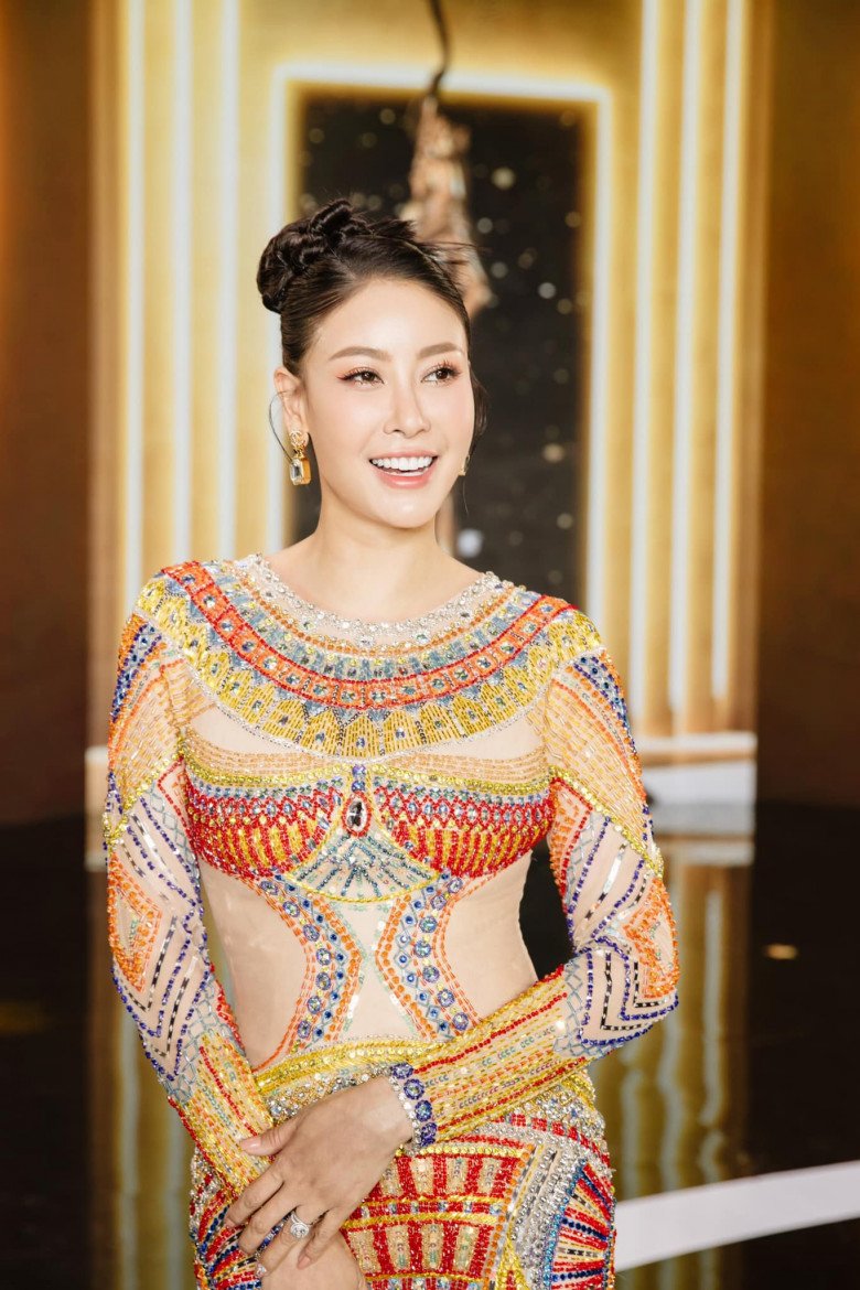 Cô gái 16 tuổi đẹp nhất năm 1992 giờ U50 khó đoán tuổi, mặc cưa sừng làm nghé được khen