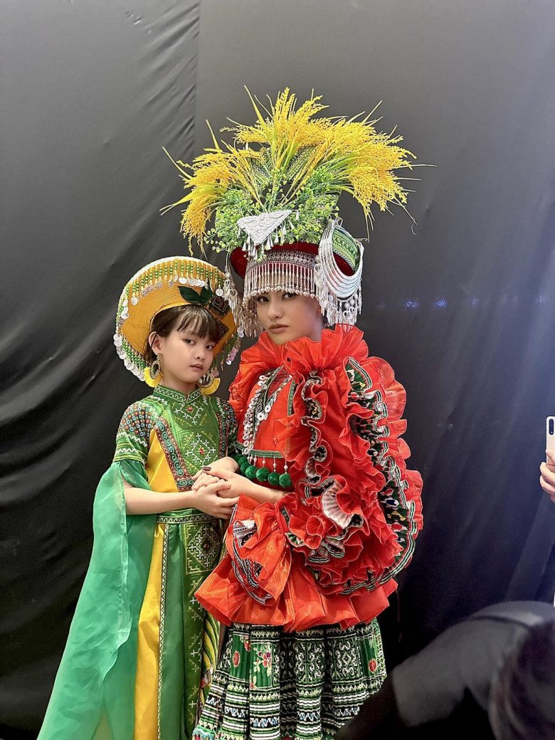 Con gái của nàng mẫu 1m79 bị gán mác gái hư: 7 tuổi diễn thời trang ...