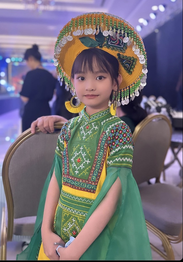 Con gái của nàng mẫu 1m79 bị gán mác gái hư: 7 tuổi diễn thời trang ...