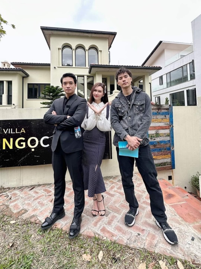 Hương Giang khoe ảnh cưới bên chú rể giấu mặt, đáp trả cứng rắn khi bị nhắc chuyện Đình Tú