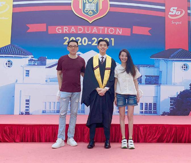 Mẹ trung niên U60 mặc quần ngắn dự lễ tốt nghiệp của con trai, đôi chân ...