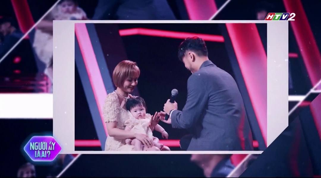 Á quân Vietnam's Next Top Model 1m88 quỳ gối cầu hôn vợ hơn 10 tuổi tại Người Ấy Là Ai, con gái ...