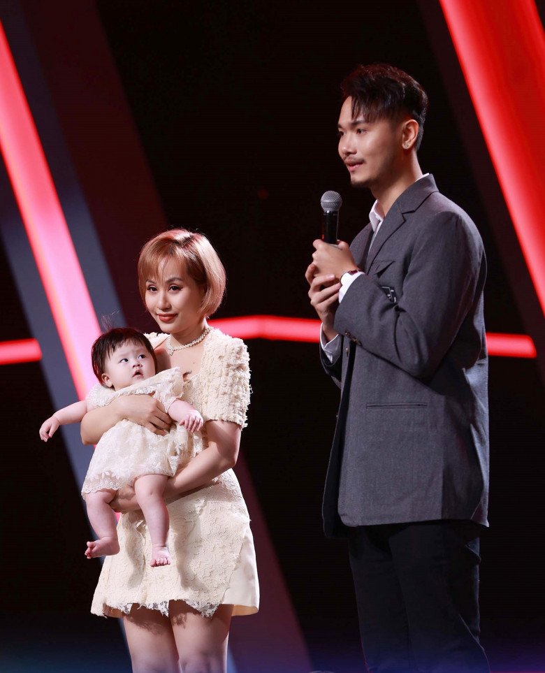 Á quân Vietnam's Next Top Model 1m88 quỳ gối cầu hôn vợ hơn 10 tuổi tại ...