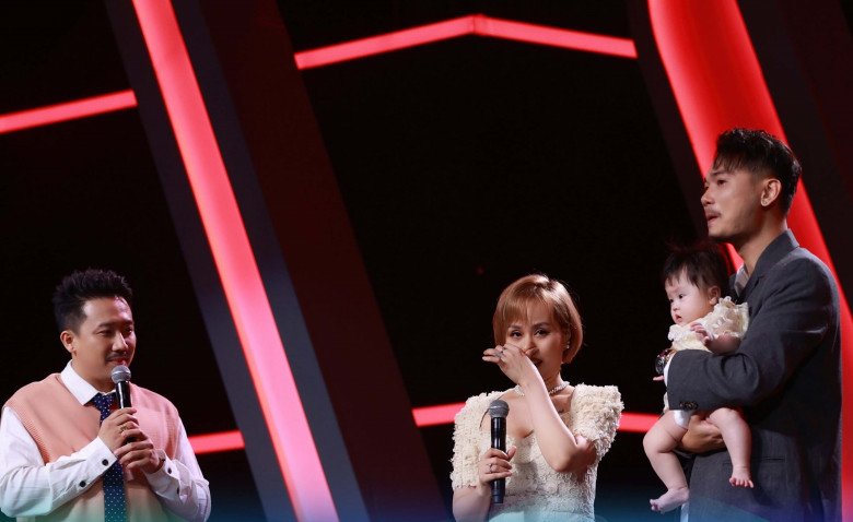 Á quân Vietnam's Next Top Model 1m88 quỳ gối cầu hôn vợ hơn 10 tuổi tại Người Ấy Là Ai, con gái ...