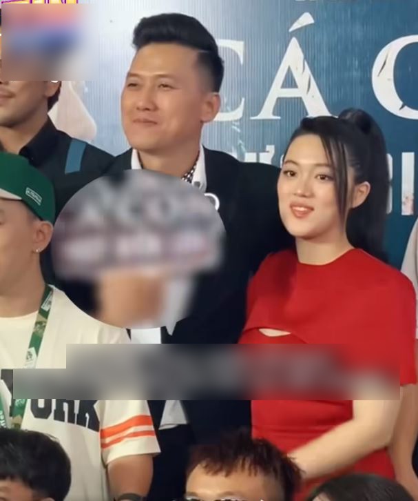 Vợ Quách Ngọc Tuyên 18 tuổi hoãn thi tốt nghiệp THPT sinh con, 23 tuổi vác bụng bầu đi làm