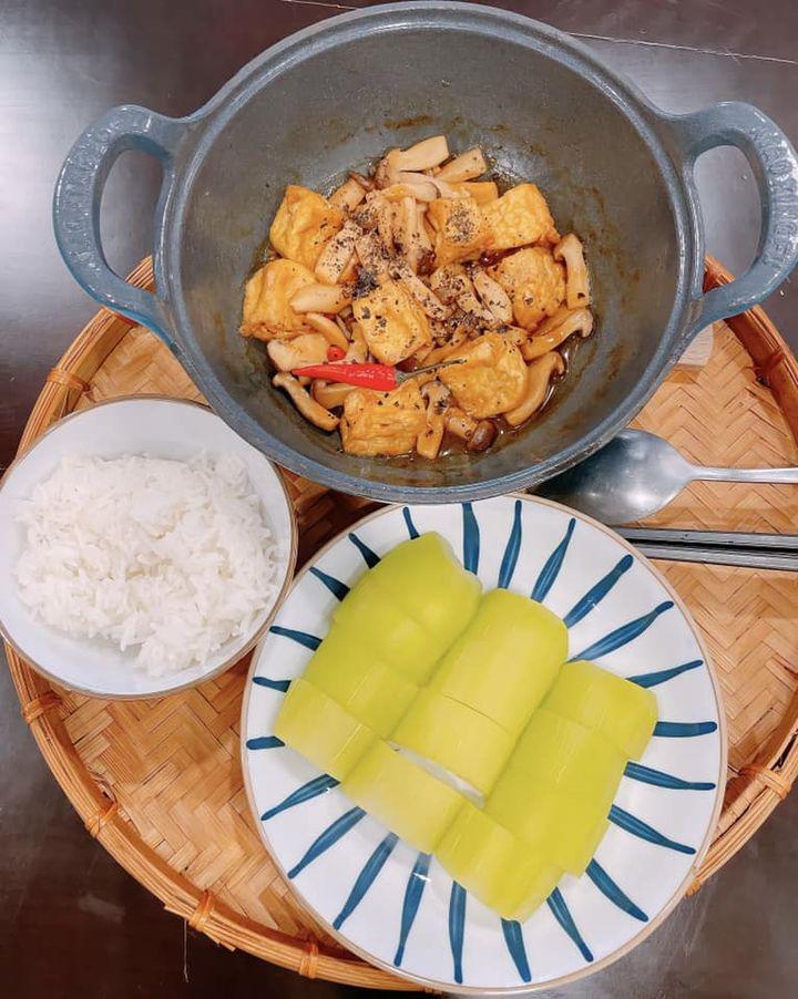 Cô Trúc xinh đẹp của showbiz Việt nấu ăn chay đẹp mắt gây trầm trồ, mỗi ...