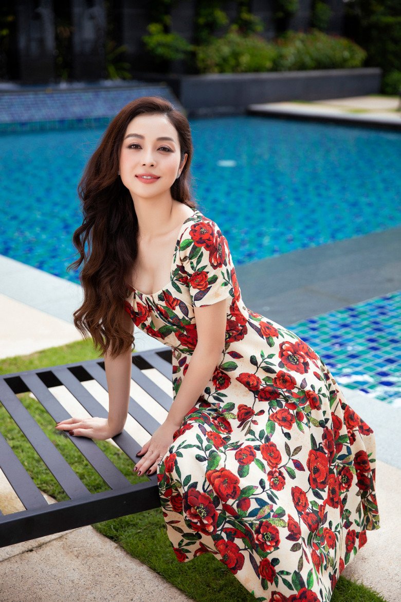 Không diện váy cắt xẻ, Jennifer Phạm khoe cực phẩm hình thể, hoá gái ...