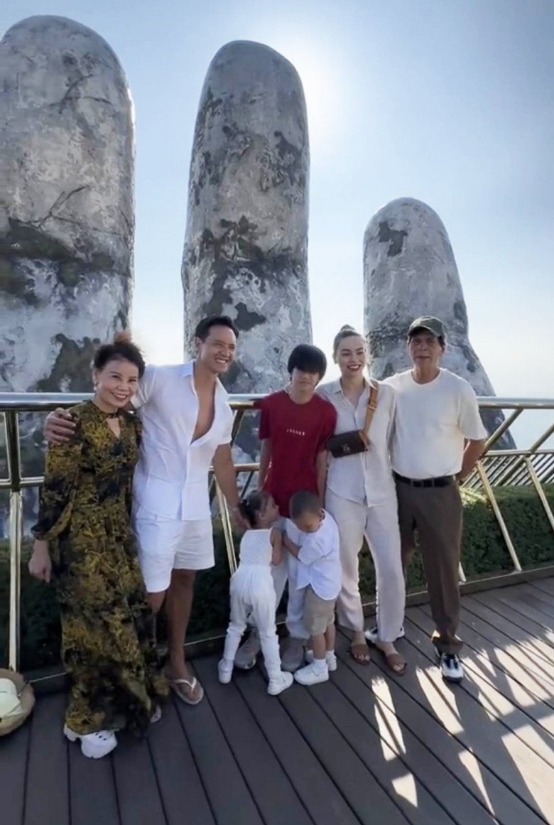 Subeo ra dáng anh cả bên 2 em song sinh, vóc dáng thiếu niên nhưng bẽn ...