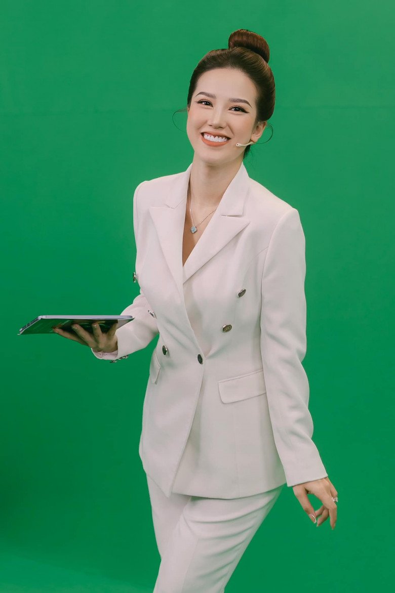 MC VTV xinh nhất nước ngượng ngùng vì chiếc váy cứ chực chờ tụt trước ...