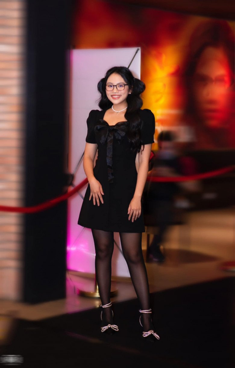 Cô bé dân ca Phương Mỹ Chi thử sức váy thư ký ngắn nửa đùi, khúm núm che chắn đến khổ