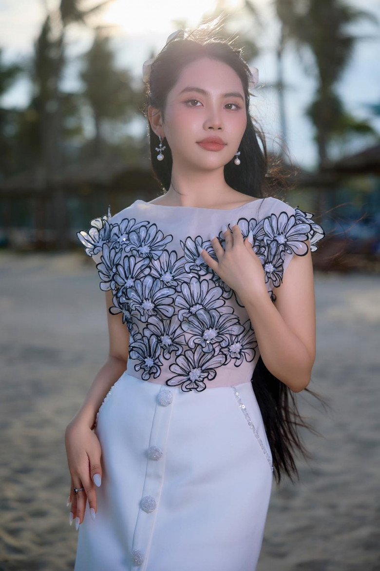 Cô bé dân ca Phương Mỹ Chi thử sức váy thư ký ngắn nửa đùi, khúm núm che chắn đến khổ