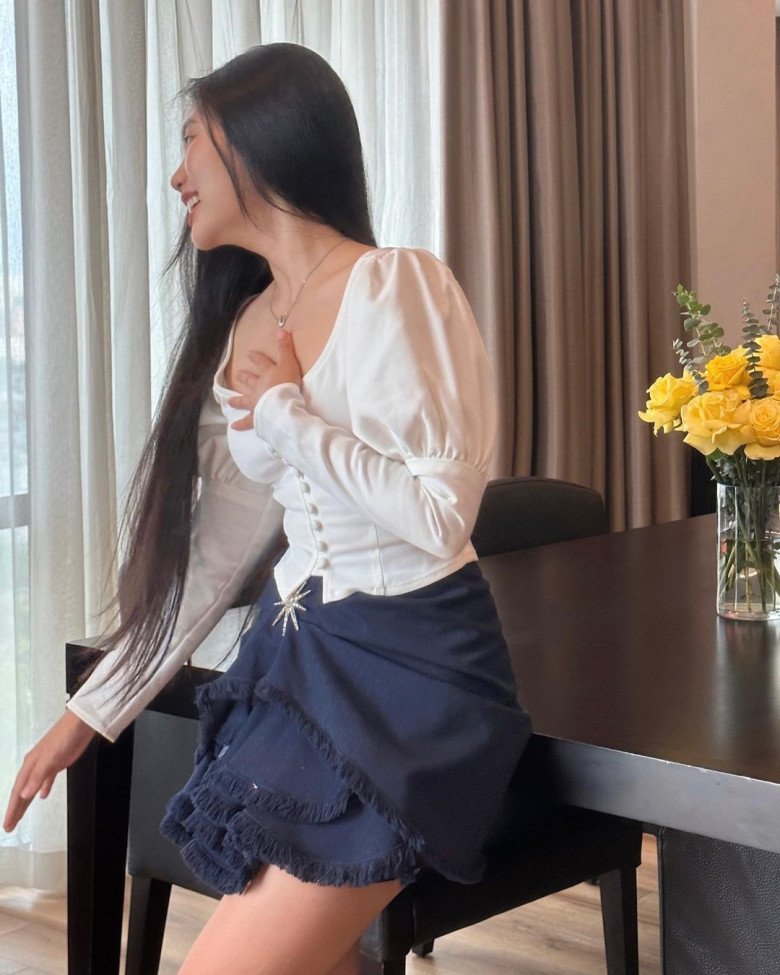 Cô bé dân ca Phương Mỹ Chi thử sức váy thư ký ngắn nửa đùi, khúm núm che chắn đến khổ