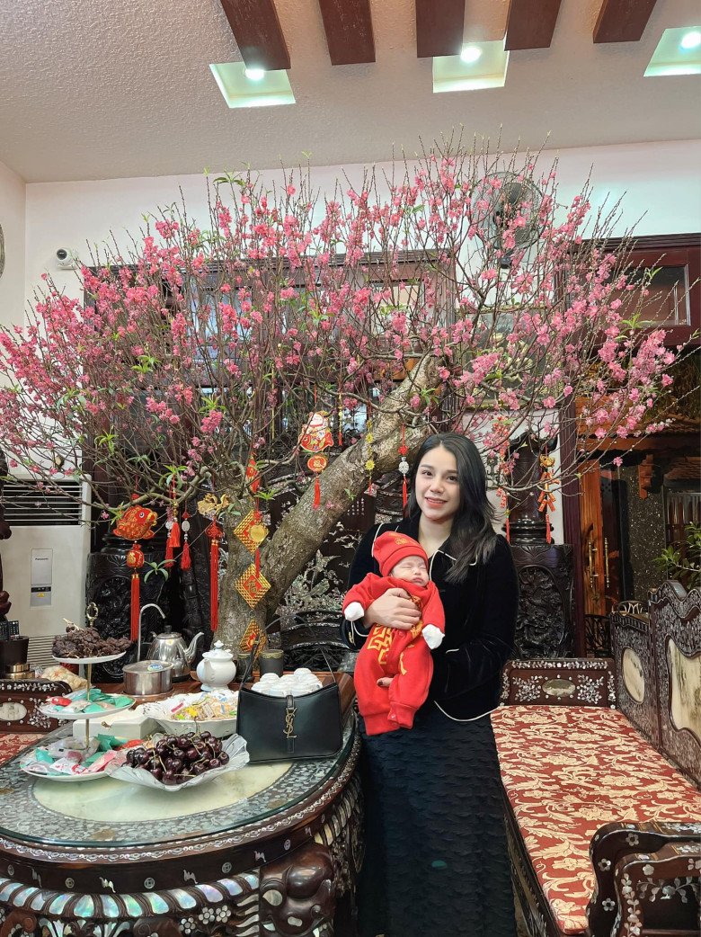 Tiểu thư đất Kinh Bắc làm vợ Bùi Tiến Dũng, giờ là mẹ 2 con, bận bán hàng online vẫn không tàn ...