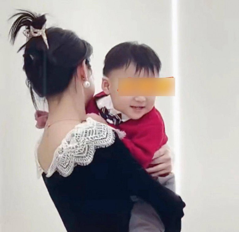 Cậu bé đòi hôn môi cô gái xinh đẹp, phản ứng của ông bố bên cạnh làm ai ...