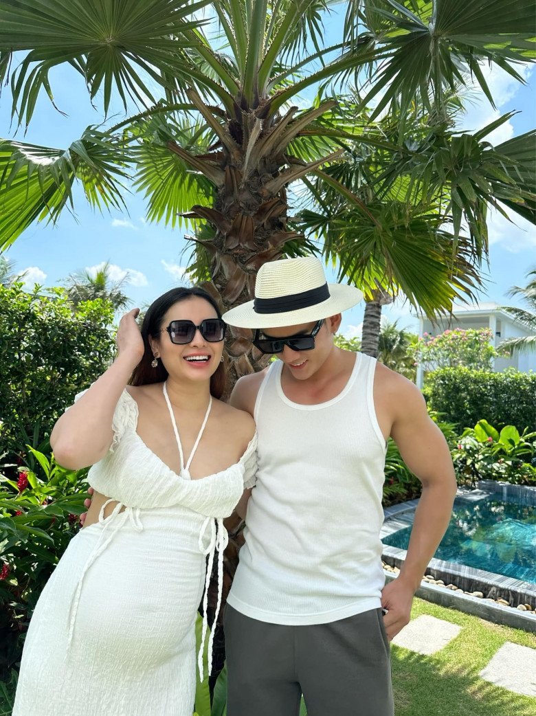 Phương Trinh Jolie vác bụng bầu sắp vỡ chum, tranh thủ đi du lịch với chồng trước khi con chào đời