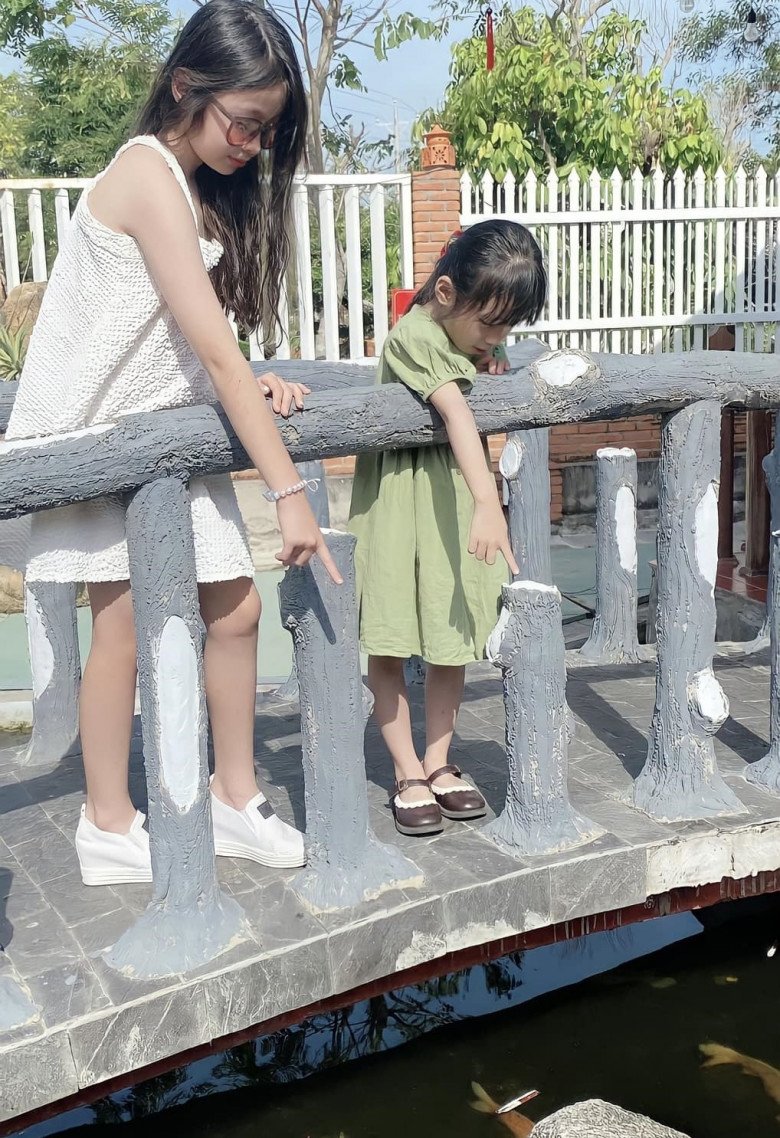 Đau lòng cảnh Cadie Mộc Trà ngây thơ hỏi sao bố yêu người khác khi mẹ mặt xinh, chân dài, da trắng