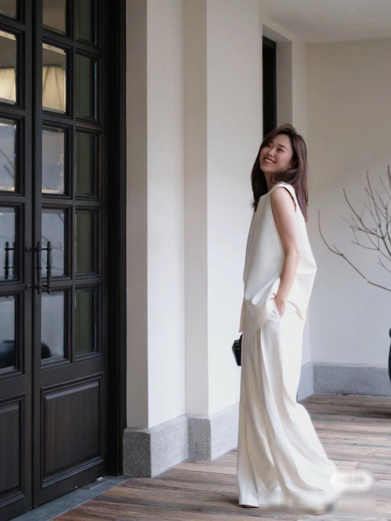 Phụ nữ U40 - 50 mùa hè đừng mặc loè loẹt, chỉ cần màu trắng cũng đủ khí chất ngút trời