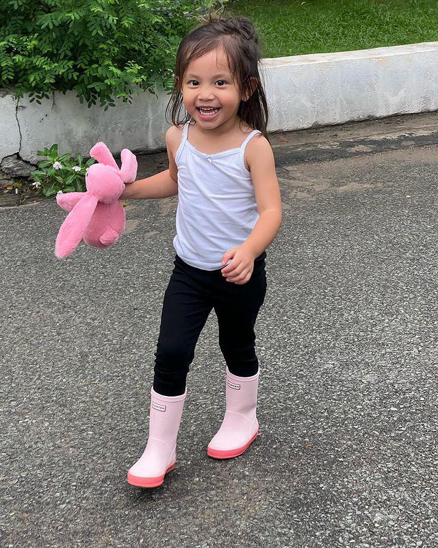 Lisa theo mẹ đi tập yoga, không còn mặc đồ lạc quẻ mà ra dáng dân chuyên