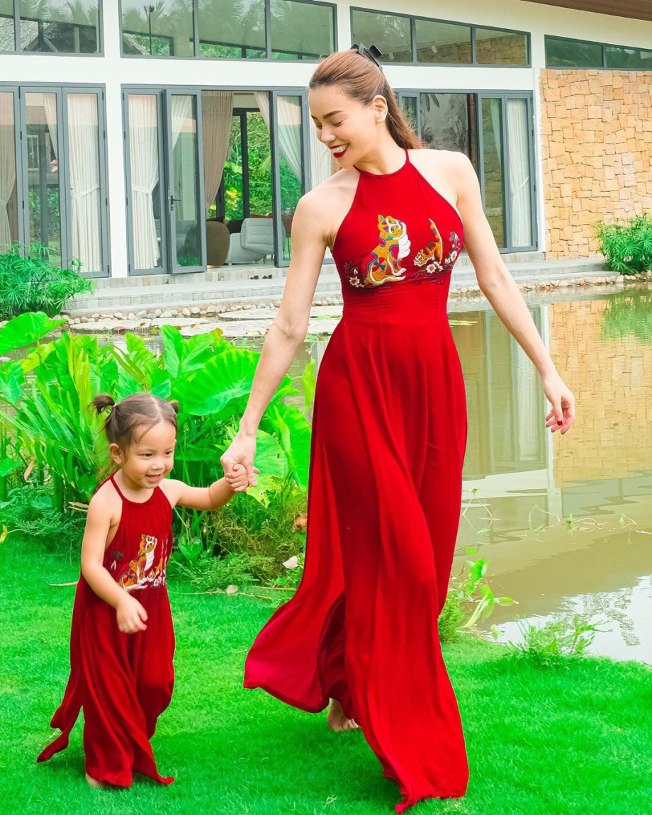 Lisa theo mẹ đi tập yoga, không còn mặc đồ lạc quẻ mà ra dáng dân chuyên