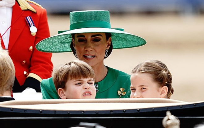 Sinh nhật Vua Charles, Hoàng tử út chiếm spotlight, anh trai George trổ ...